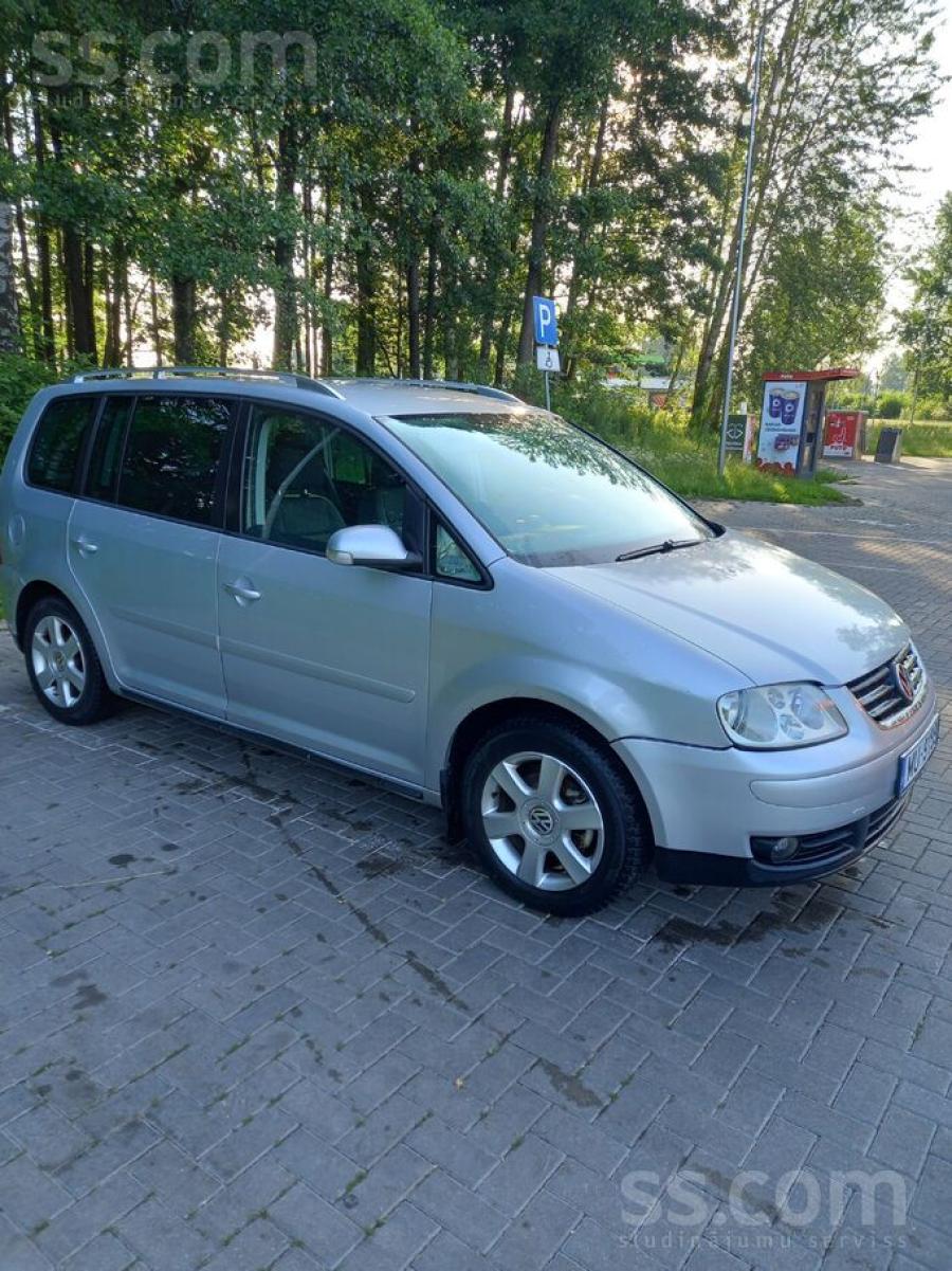 Pelēks Volkswagen Touran 2004 Rīga, ar dzinēja tilpumu 2.00 L un nobraukumu 305 tūkst. km par 2000 €, foto 1 vietnē AUTOMOTO.COM.LV