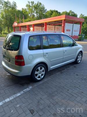 Pelēks Volkswagen Touran 2004 Rīga, ar dzinēja tilpumu 2.00 L un nobraukumu 305 tūkst. km par 2000 €, foto 5 vietnē AUTOMOTO.COM.LV
