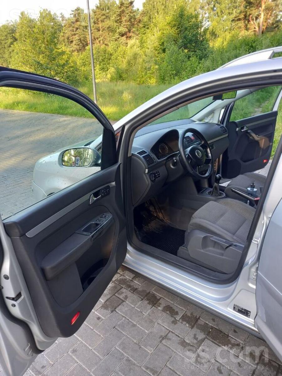 Pelēks Volkswagen Touran 2004 Rīga, ar dzinēja tilpumu 2.00 L un nobraukumu 305 tūkst. km par 2000 €, foto 6 vietnē AUTOMOTO.COM.LV