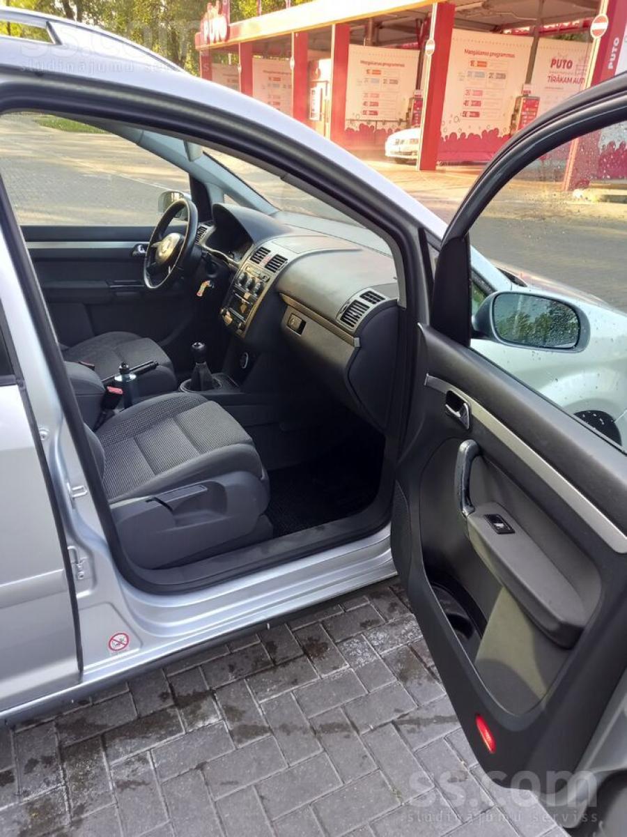 Pelēks Volkswagen Touran 2004 Rīga, ar dzinēja tilpumu 2.00 L un nobraukumu 305 tūkst. km par 2000 €, foto 7 vietnē AUTOMOTO.COM.LV