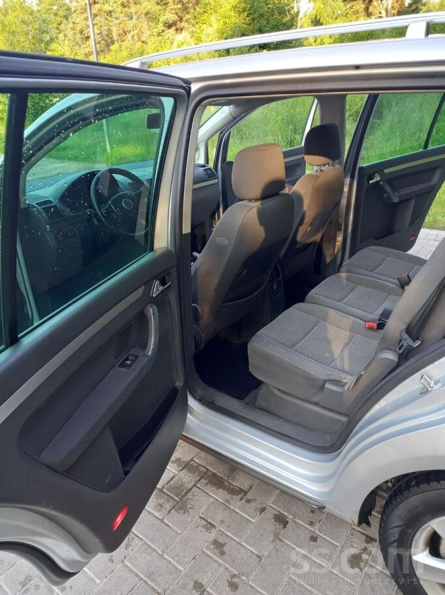 Pelēks Volkswagen Touran 2004 Rīga, ar dzinēja tilpumu 2.00 L un nobraukumu 305 tūkst. km par 2000 €, foto 8 vietnē AUTOMOTO.COM.LV