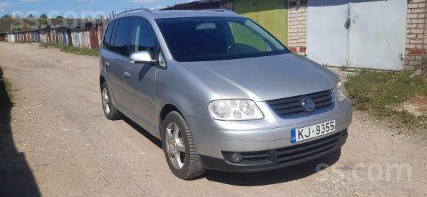 Pelēks Volkswagen Touran 2004 Daugavpils, ar dzinēja tilpumu 1.90 L un nobraukumu 404 tūkst. km par 2400 €, foto 1 vietnē AUTOMOTO.COM.LV