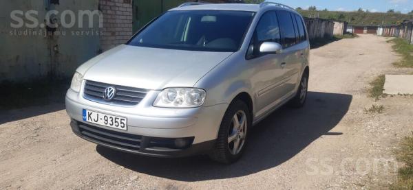 Pelēks Volkswagen Touran 2004 Daugavpils, ar dzinēja tilpumu 1.90 L un nobraukumu 404 tūkst. km par 2400 €, foto 2 vietnē AUTOMOTO.COM.LV