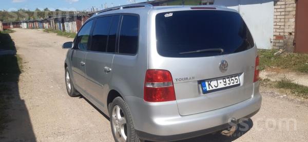 Pelēks Volkswagen Touran 2004 Daugavpils, ar dzinēja tilpumu 1.90 L un nobraukumu 404 tūkst. km par 2400 €, foto 3 vietnē AUTOMOTO.COM.LV
