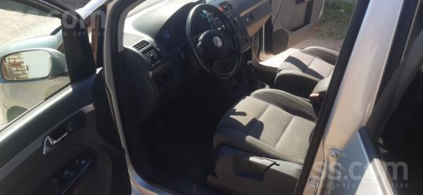 Pelēks Volkswagen Touran 2004 Daugavpils, ar dzinēja tilpumu 1.90 L un nobraukumu 404 tūkst. km par 2400 €, foto 8 vietnē AUTOMOTO.COM.LV