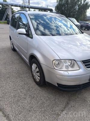 Grey Volkswagen Touran 2004 in Riga, with an engine capacity of 1.60 L and mileage of 210 thousand km for 1250 €, photo 4 on AUTOMOTO.COM.LV