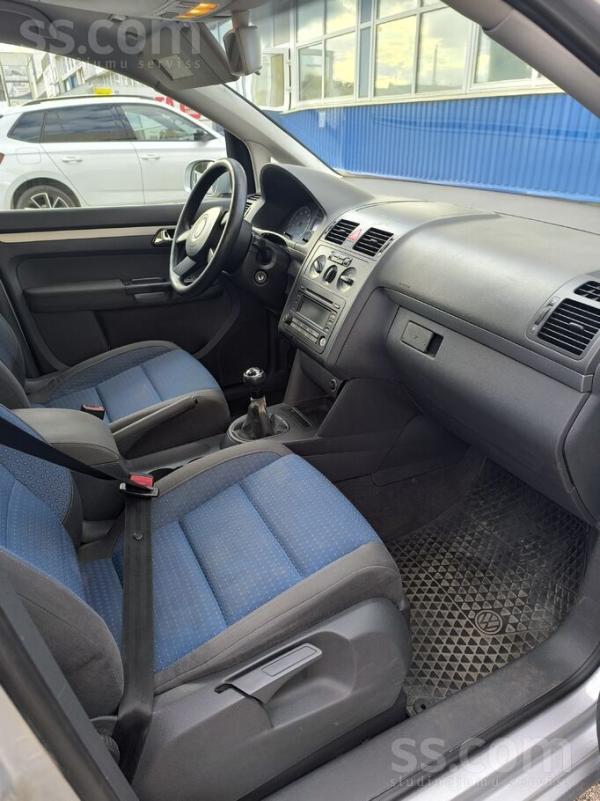 Grey Volkswagen Touran 2004 in Riga, with an engine capacity of 1.60 L and mileage of 210 thousand km for 1250 €, photo 8 on AUTOMOTO.COM.LV