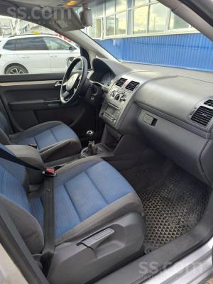 Grey Volkswagen Touran 2004 in Riga, with an engine capacity of 1.60 L and mileage of 210 thousand km for 1250 €, photo 9 on AUTOMOTO.COM.LV