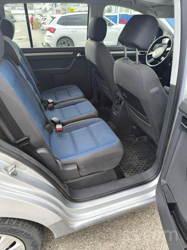 Grey Volkswagen Touran 2004 in Riga, with an engine capacity of 1.60 L and mileage of 210 thousand km for 1250 €, photo 9 on AUTOMOTO.COM.LV