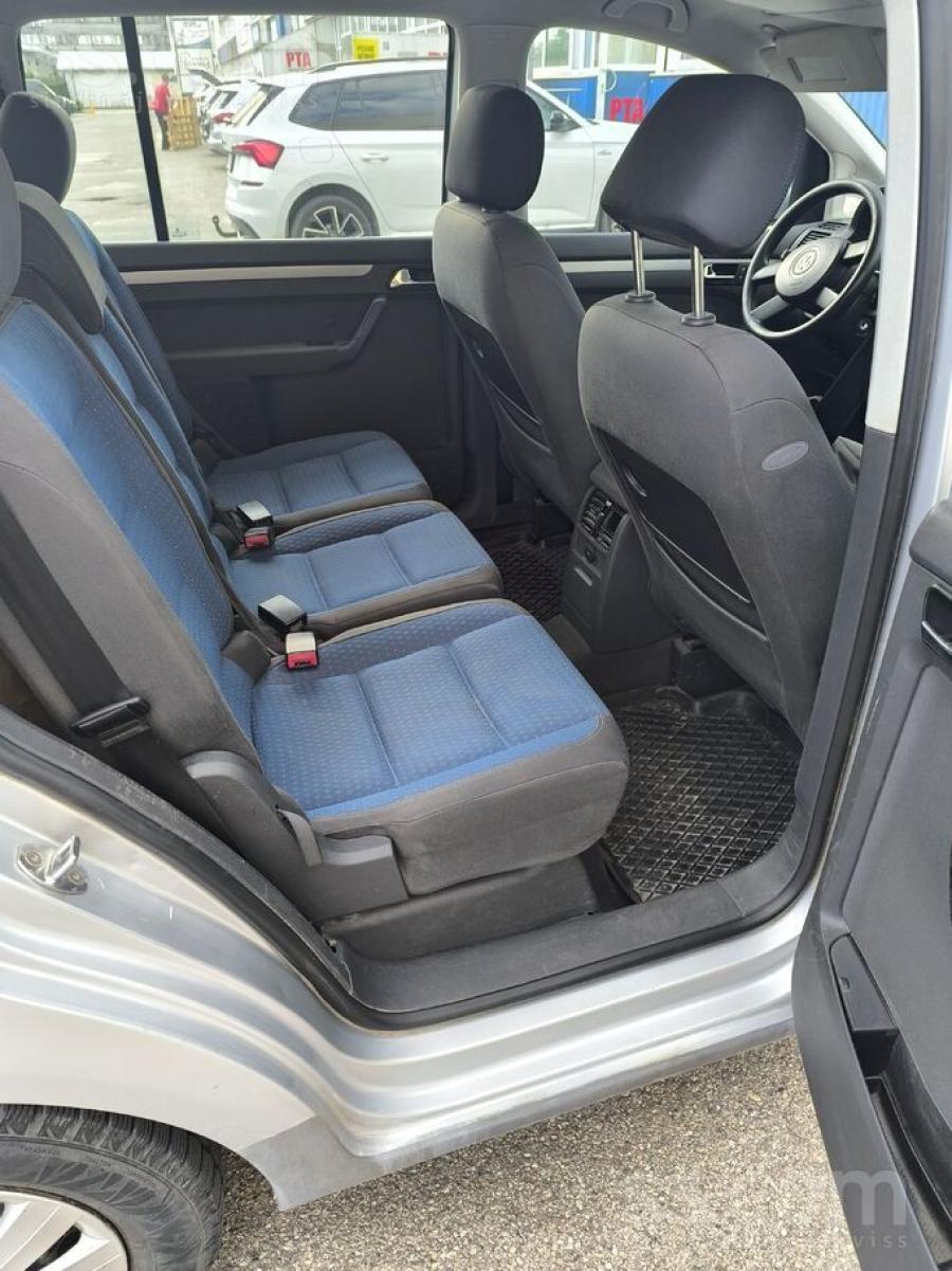 Grey Volkswagen Touran 2004 in Riga, with an engine capacity of 1.60 L and mileage of 210 thousand km for 1250 €, photo 10 on AUTOMOTO.COM.LV