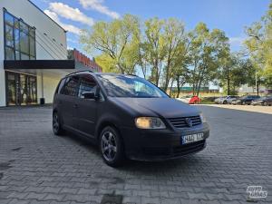 Pelēks Volkswagen Touran 2004 Klaipėda, ar dzinēja tilpumu 1.90 L un nobraukumu 390 tūkst. km par 1650 €, foto  vietnē AUTOMOTO.COM.LV