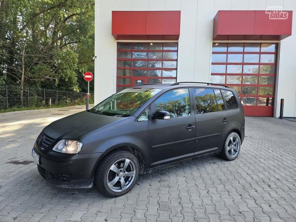 Grey Volkswagen Touran 2004 in Klaipeda, with an engine capacity of 1.90 L and mileage of 390 thousand km for 1650 €, photo 4 on AUTOMOTO.COM.LV