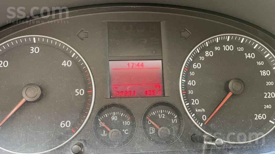 Pelēks Volkswagen Touran 2004 Liepāja, ar dzinēja tilpumu 1.90 L un nobraukumu 301 tūkst. km par 1290 €, foto 3 vietnē AUTOMOTO.COM.LV