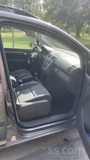 Pelēks Volkswagen Touran 2004 Liepāja, ar dzinēja tilpumu 1.90 L un nobraukumu 301 tūkst. km par 1290 €, foto 4 vietnē AUTOMOTO.COM.LV