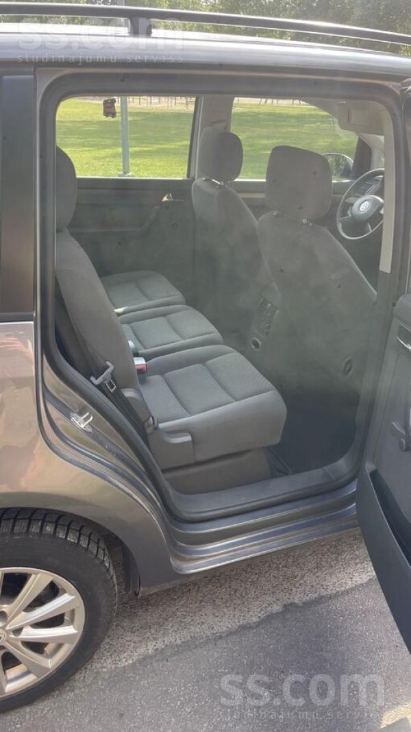 Grey Volkswagen Touran 2004 in Liepaja, with an engine capacity of 1.90 L and mileage of 301 thousand km for 1290 €, photo 4 on AUTOMOTO.COM.LV