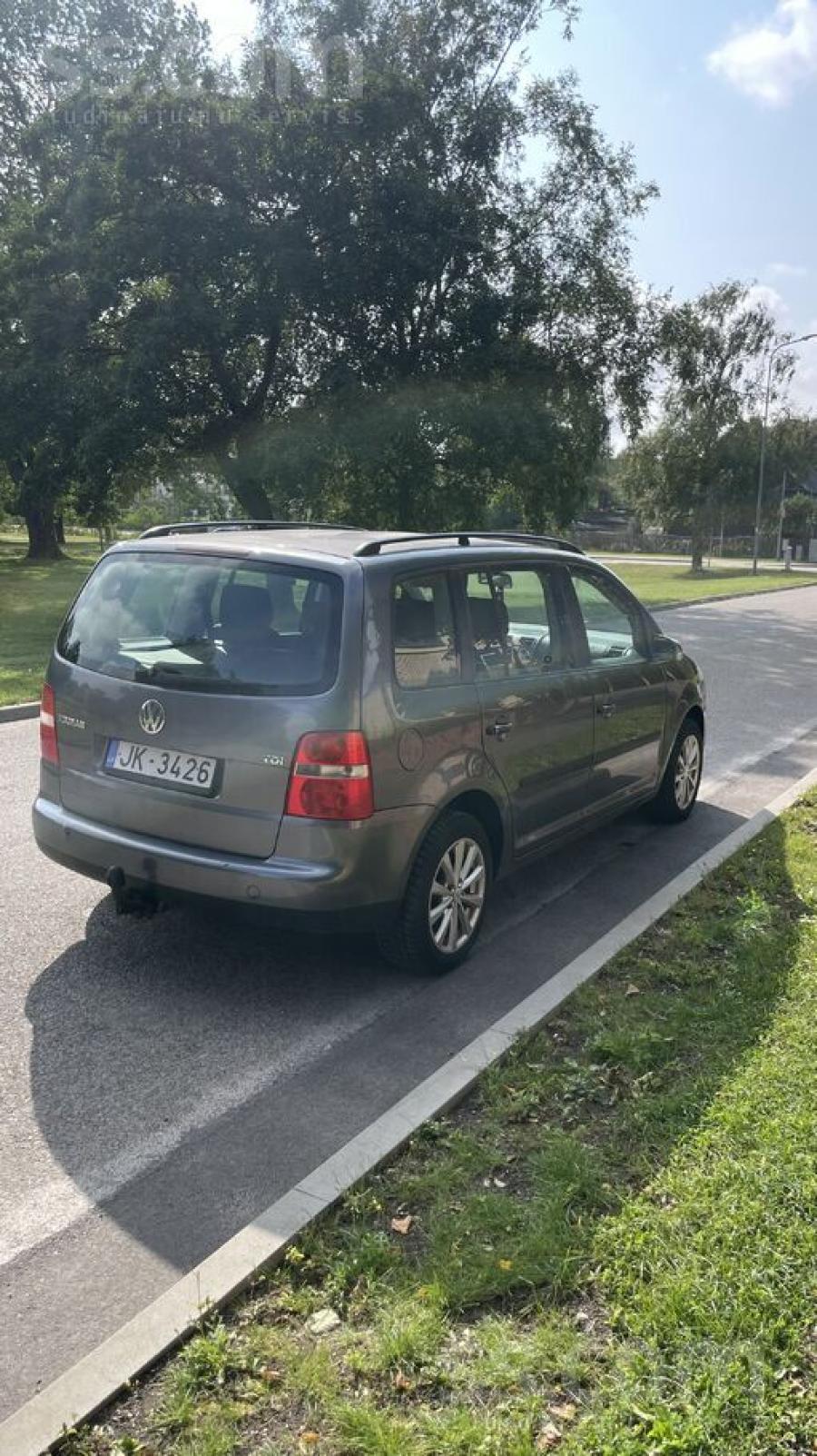 Pelēks Volkswagen Touran 2004 Liepāja, ar dzinēja tilpumu 1.90 L un nobraukumu 301 tūkst. km par 1290 €, foto 6 vietnē AUTOMOTO.COM.LV