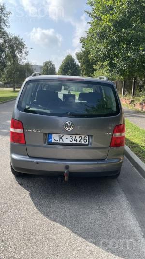 Pelēks Volkswagen Touran 2004 Liepāja, ar dzinēja tilpumu 1.90 L un nobraukumu 301 tūkst. km par 1290 €, foto 7 vietnē AUTOMOTO.COM.LV