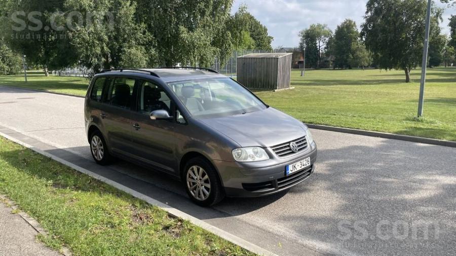 Pelēks Volkswagen Touran 2004 Liepāja, ar dzinēja tilpumu 1.90 L un nobraukumu 301 tūkst. km par 1290 €, foto 9 vietnē AUTOMOTO.COM.LV