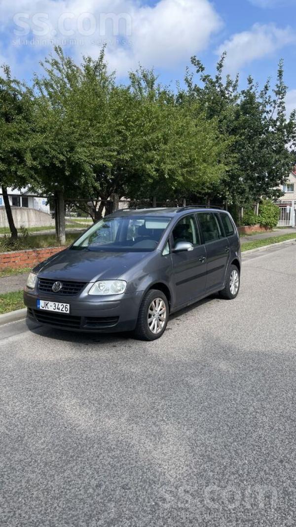 Pelēks Volkswagen Touran 2004 Liepāja, ar dzinēja tilpumu 1.90 L un nobraukumu 301 tūkst. km par 1290 €, foto 1 vietnē AUTOMOTO.COM.LV
