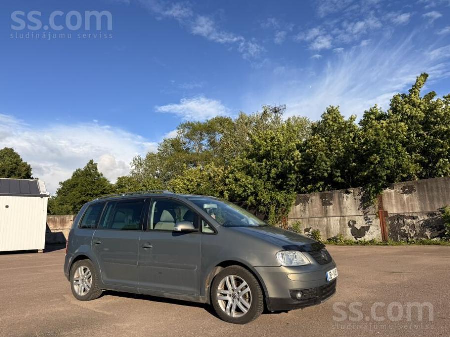 Pelēks Volkswagen Touran 2004 Liepāja, ar dzinēja tilpumu 2.00 L un nobraukumu 336 tūkst. km par 1799 €, foto 3 vietnē AUTOMOTO.COM.LV