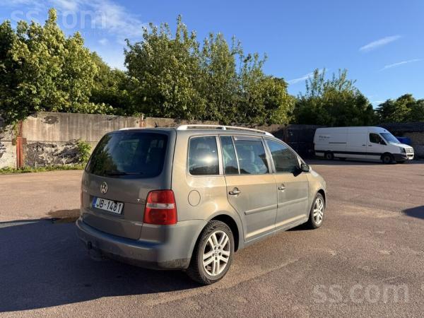 Pelēks Volkswagen Touran 2004 Liepāja, ar dzinēja tilpumu 2.00 L un nobraukumu 336 tūkst. km par 1799 €, foto 4 vietnē AUTOMOTO.COM.LV