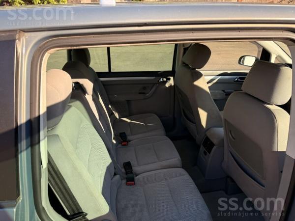 Pelēks Volkswagen Touran 2004 Liepāja, ar dzinēja tilpumu 2.00 L un nobraukumu 336 tūkst. km par 1799 €, foto 8 vietnē AUTOMOTO.COM.LV