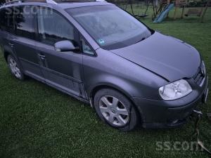 Pelēks Volkswagen Touran 2004 Daugavpils, ar dzinēja tilpumu 2.00 L un nobraukumu 354 tūkst. km par 550 €, foto 1 vietnē AUTOMOTO.COM.LV