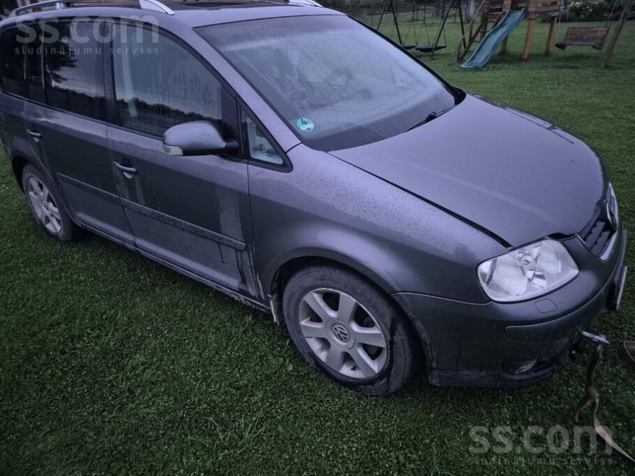 Pelēks Volkswagen Touran 2004 Daugavpils, ar dzinēja tilpumu 2.00 L un nobraukumu 354 tūkst. km par 550 €, foto 1 vietnē AUTOMOTO.COM.LV