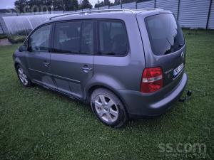 Pelēks Volkswagen Touran 2004 Daugavpils, ar dzinēja tilpumu 2.00 L un nobraukumu 354 tūkst. km par 550 €, foto 3 vietnē AUTOMOTO.COM.LV