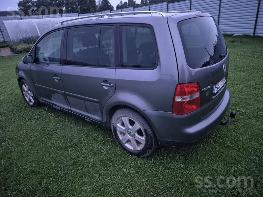 Pelēks Volkswagen Touran 2004 Daugavpils, ar dzinēja tilpumu 2.00 L un nobraukumu 354 tūkst. km par 550 €, foto 3 vietnē AUTOMOTO.COM.LV