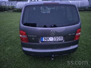 Pelēks Volkswagen Touran 2004 Daugavpils, ar dzinēja tilpumu 2.00 L un nobraukumu 354 tūkst. km par 550 €, foto 4 vietnē AUTOMOTO.COM.LV