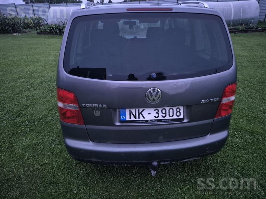 Pelēks Volkswagen Touran 2004 Daugavpils, ar dzinēja tilpumu 2.00 L un nobraukumu 354 tūkst. km par 550 €, foto 4 vietnē AUTOMOTO.COM.LV