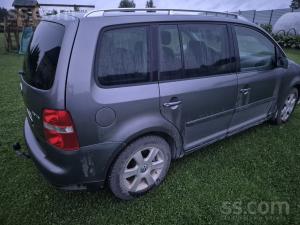 Pelēks Volkswagen Touran 2004 Daugavpils, ar dzinēja tilpumu 2.00 L un nobraukumu 354 tūkst. km par 550 €, foto 5 vietnē AUTOMOTO.COM.LV