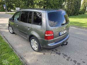 Pelēks Volkswagen Touran 2004 Jurbarkas, ar dzinēja tilpumu 2.00 L un nobraukumu 248 tūkst. km par 1000 €, foto 4 vietnē AUTOMOTO.COM.LV