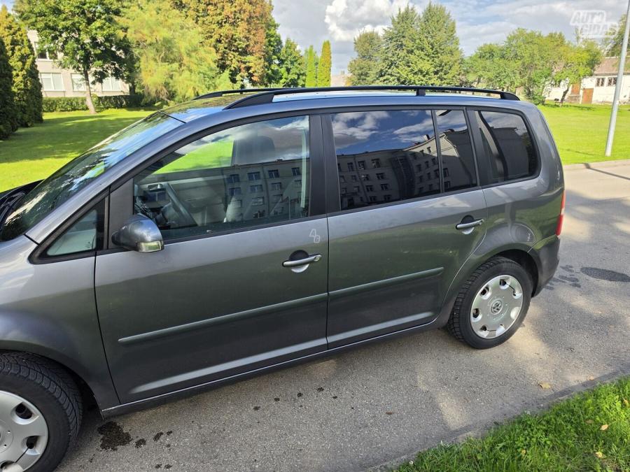 Pelēks Volkswagen Touran 2004 Jurbarkas, ar dzinēja tilpumu 2.00 L un nobraukumu 248 tūkst. km par 1000 €, foto 6 vietnē AUTOMOTO.COM.LV