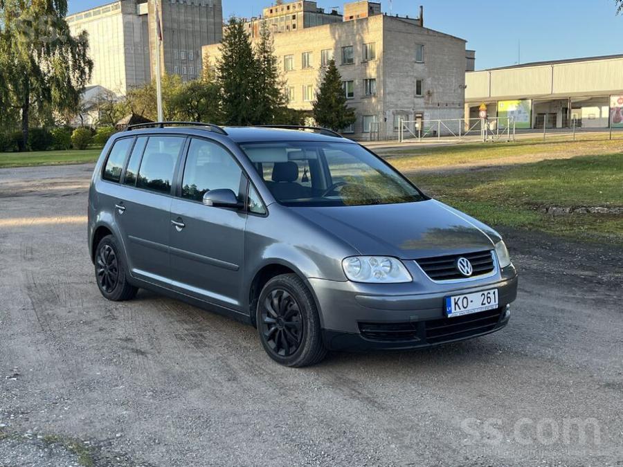 Pelēks Volkswagen Touran 2004 Daugavpils, ar dzinēja tilpumu 1.90 L un nobraukumu 317 tūkst. km par 1700 €, foto 3 vietnē AUTOMOTO.COM.LV