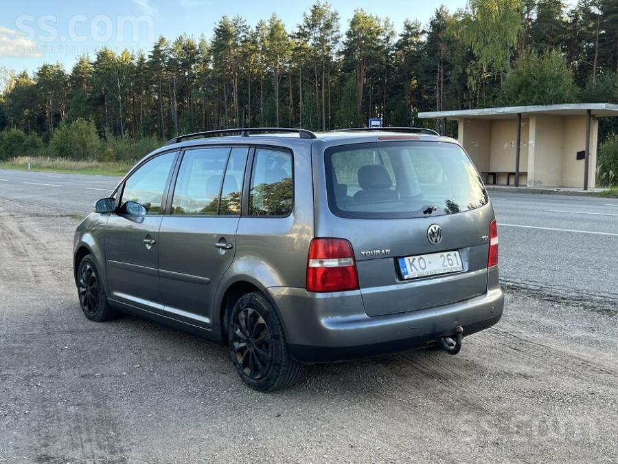 Pelēks Volkswagen Touran 2004 Daugavpils, ar dzinēja tilpumu 1.90 L un nobraukumu 317 tūkst. km par 1700 €, foto 5 vietnē AUTOMOTO.COM.LV