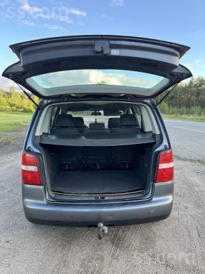 Pelēks Volkswagen Touran 2004 Daugavpils, ar dzinēja tilpumu 1.90 L un nobraukumu 317 tūkst. km par 1700 €, foto 6 vietnē AUTOMOTO.COM.LV