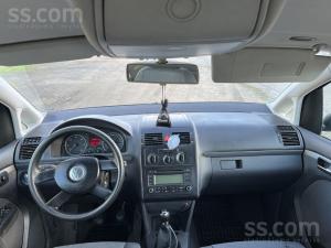 Pelēks Volkswagen Touran 2004 Daugavpils, ar dzinēja tilpumu 1.90 L un nobraukumu 317 tūkst. km par 1700 €, foto 7 vietnē AUTOMOTO.COM.LV