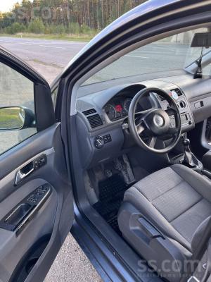 Pelēks Volkswagen Touran 2004 Daugavpils, ar dzinēja tilpumu 1.90 L un nobraukumu 317 tūkst. km par 1700 €, foto 8 vietnē AUTOMOTO.COM.LV