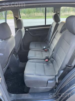Pelēks Volkswagen Touran 2004 Daugavpils, ar dzinēja tilpumu 1.90 L un nobraukumu 317 tūkst. km par 1700 €, foto 9 vietnē AUTOMOTO.COM.LV