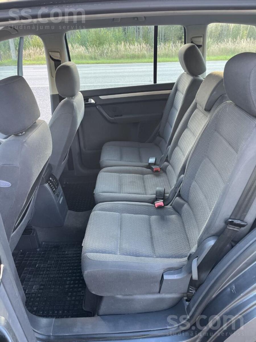 Pelēks Volkswagen Touran 2004 Daugavpils, ar dzinēja tilpumu 1.90 L un nobraukumu 317 tūkst. km par 1700 €, foto 9 vietnē AUTOMOTO.COM.LV