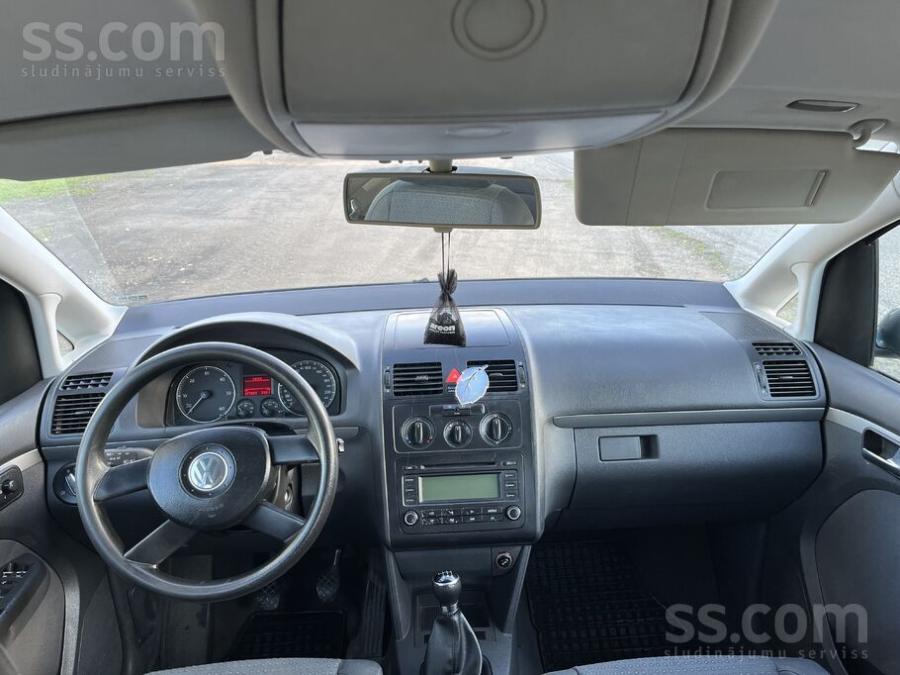 Pelēks Volkswagen Touran 2004 Daugavpils, ar dzinēja tilpumu 1.90 L un nobraukumu 317 tūkst. km par 1550 €, foto 7 vietnē AUTOMOTO.COM.LV