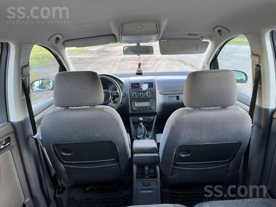 Pelēks Volkswagen Touran 2004 Daugavpils, ar dzinēja tilpumu 1.90 L un nobraukumu 317 tūkst. km par 1550 €, foto 8 vietnē AUTOMOTO.COM.LV