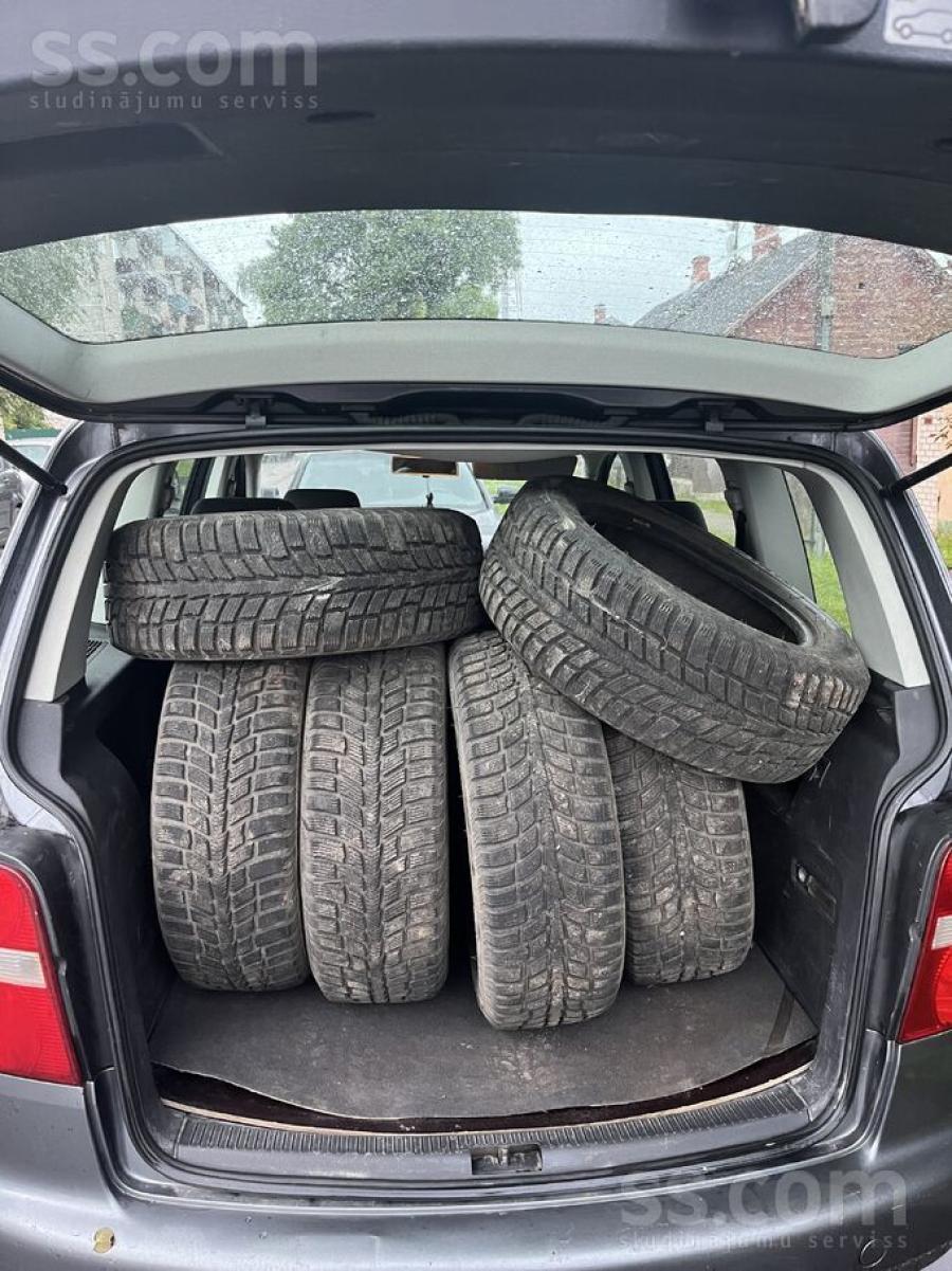 Pelēks Volkswagen Touran 2004 Daugavpils, ar dzinēja tilpumu 1.90 L un nobraukumu 317 tūkst. km par 1550 €, foto 10 vietnē AUTOMOTO.COM.LV