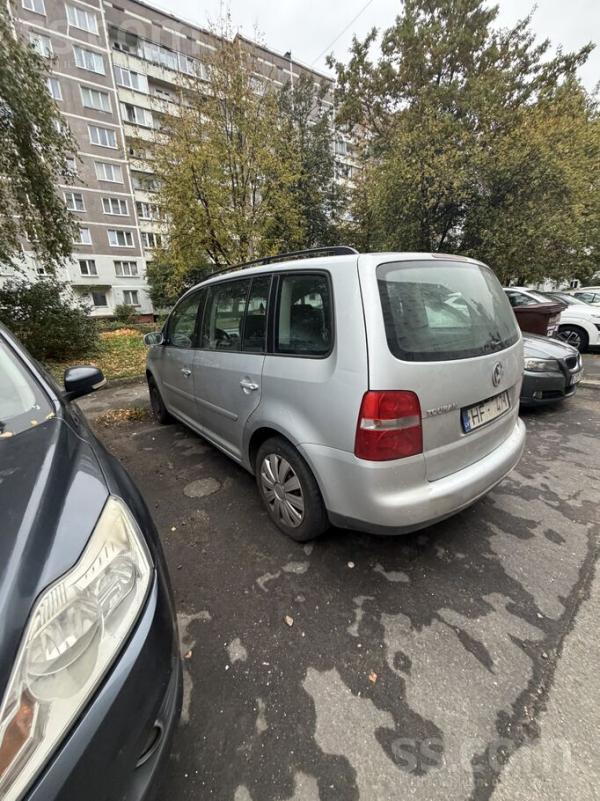 Pelēks Volkswagen Touran 2004 Rīga, ar dzinēja tilpumu 2.00 L un nobraukumu 238 tūkst. km par 550 €, foto 3 vietnē AUTOMOTO.COM.LV