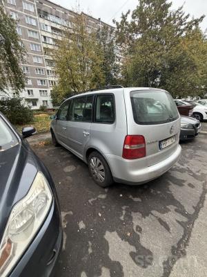Pelēks Volkswagen Touran 2004 Rīga, ar dzinēja tilpumu 2.00 L un nobraukumu 238 tūkst. km par 550 €, foto 3 vietnē AUTOMOTO.COM.LV