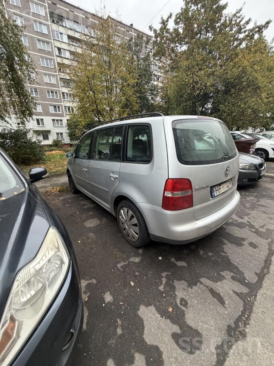 Pelēks Volkswagen Touran 2004 Rīga, ar dzinēja tilpumu 2.00 L un nobraukumu 238 tūkst. km par 550 €, foto 3 vietnē AUTOMOTO.COM.LV