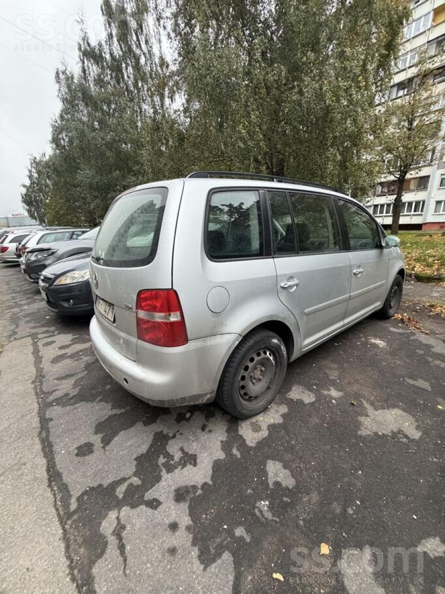 Pelēks Volkswagen Touran 2004 Rīga, ar dzinēja tilpumu 2.00 L un nobraukumu 238 tūkst. km par 550 €, foto 4 vietnē AUTOMOTO.COM.LV