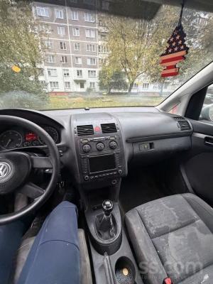 Pelēks Volkswagen Touran 2004 Rīga, ar dzinēja tilpumu 2.00 L un nobraukumu 238 tūkst. km par 550 €, foto 5 vietnē AUTOMOTO.COM.LV